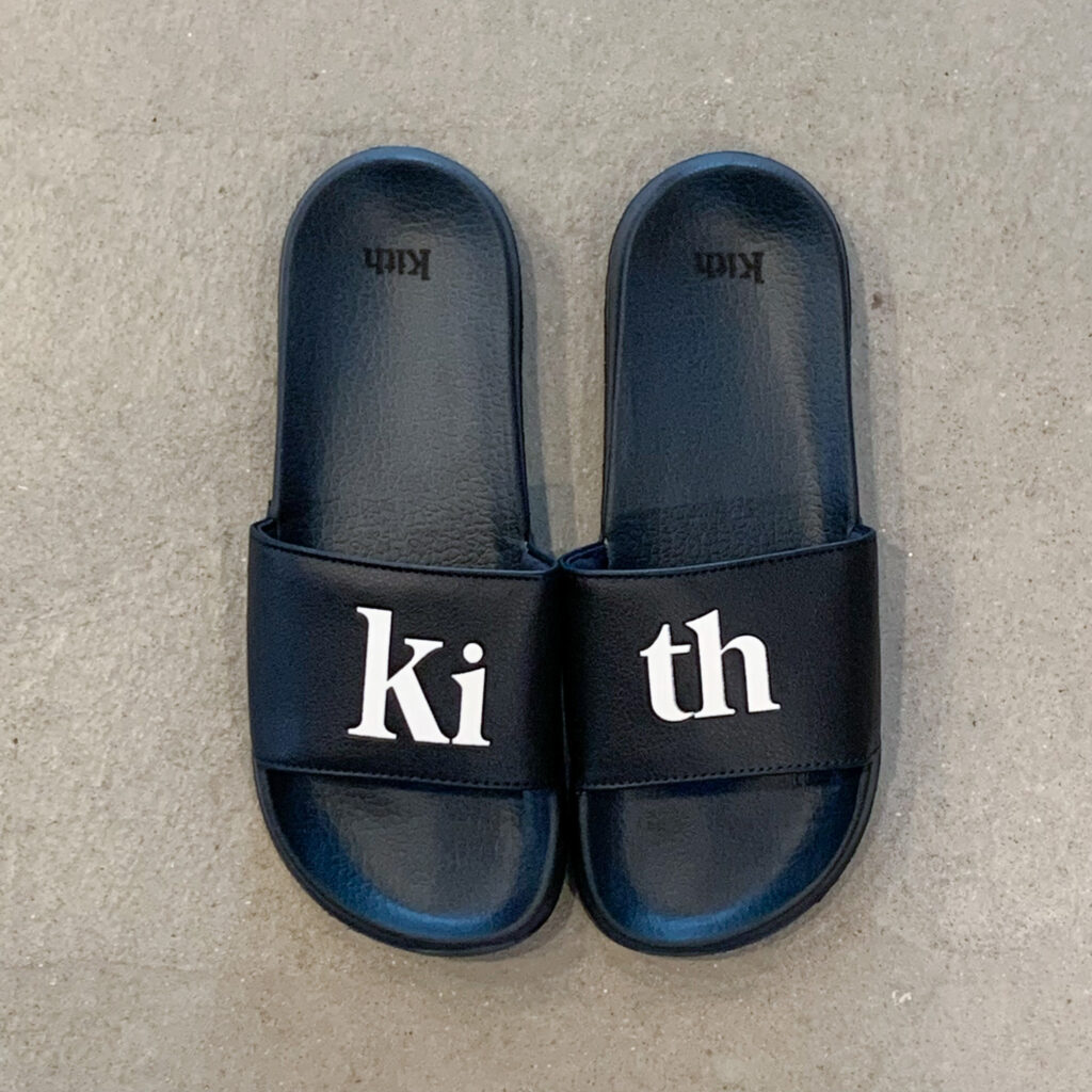 KITH SERIF LOGO SLIDES NAVY(STADIUM) – RAPTURE (ラプチャー)